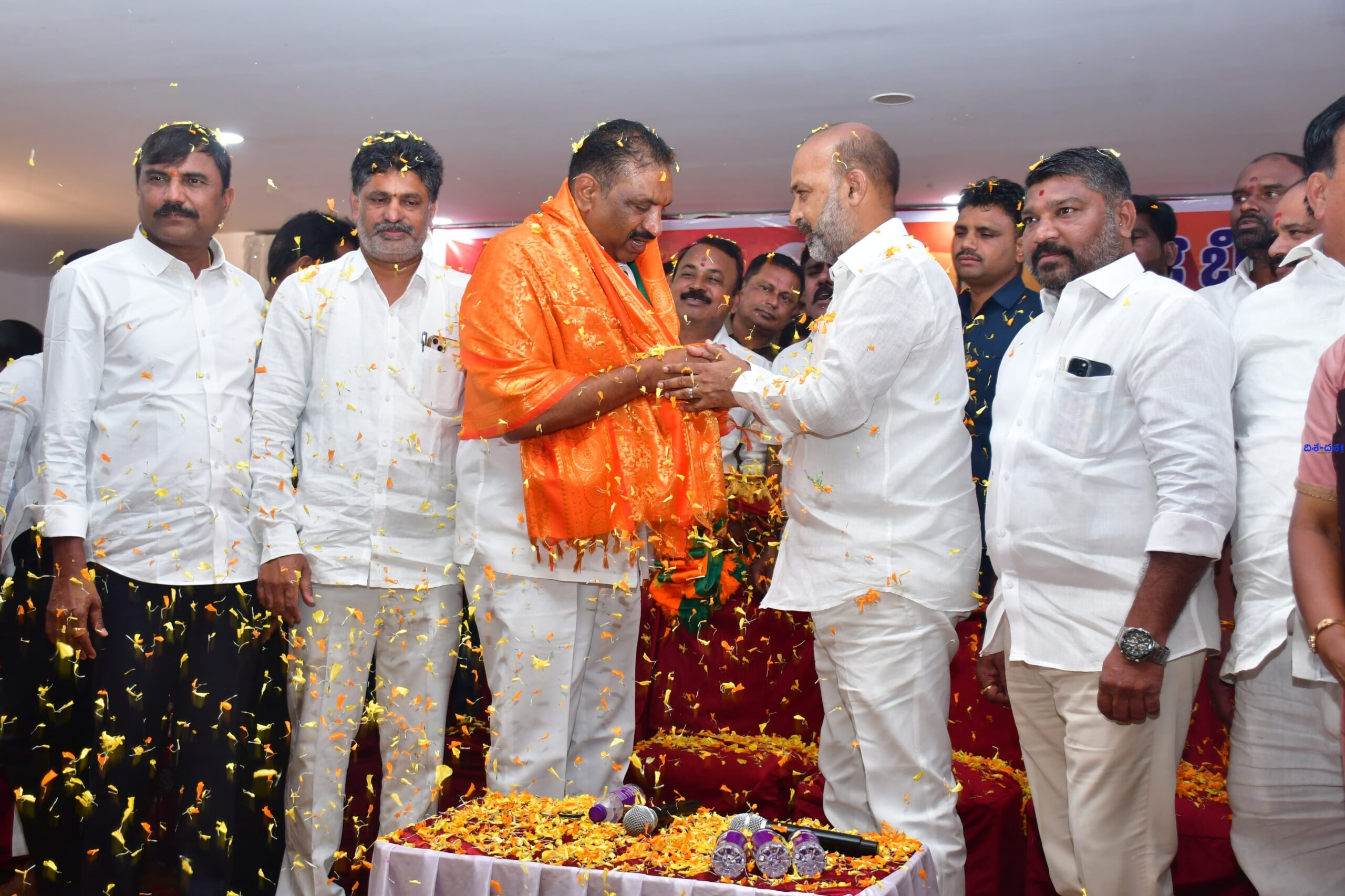 Brs Party: మేయర్లు వర్సెస్... గంగుల... కరీంనగర్ బీఆర్ఎస్ పోరు - Dishadasha